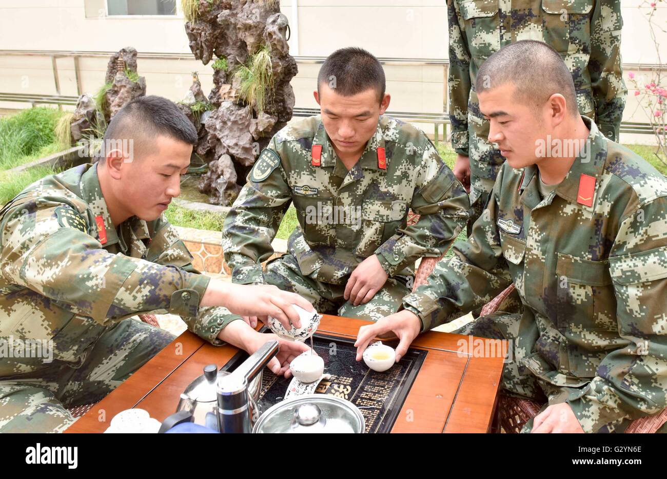(160605) -- TAXKORGAN, June 5, 2016 (Xinhua) -- Frontier guards drink ...