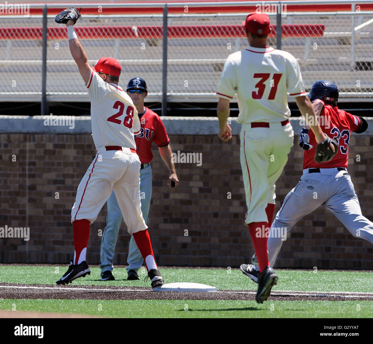 Lubbock, TX, USA. 5th June, 2016. UNM's #28 Jack Zoellner makes the ...