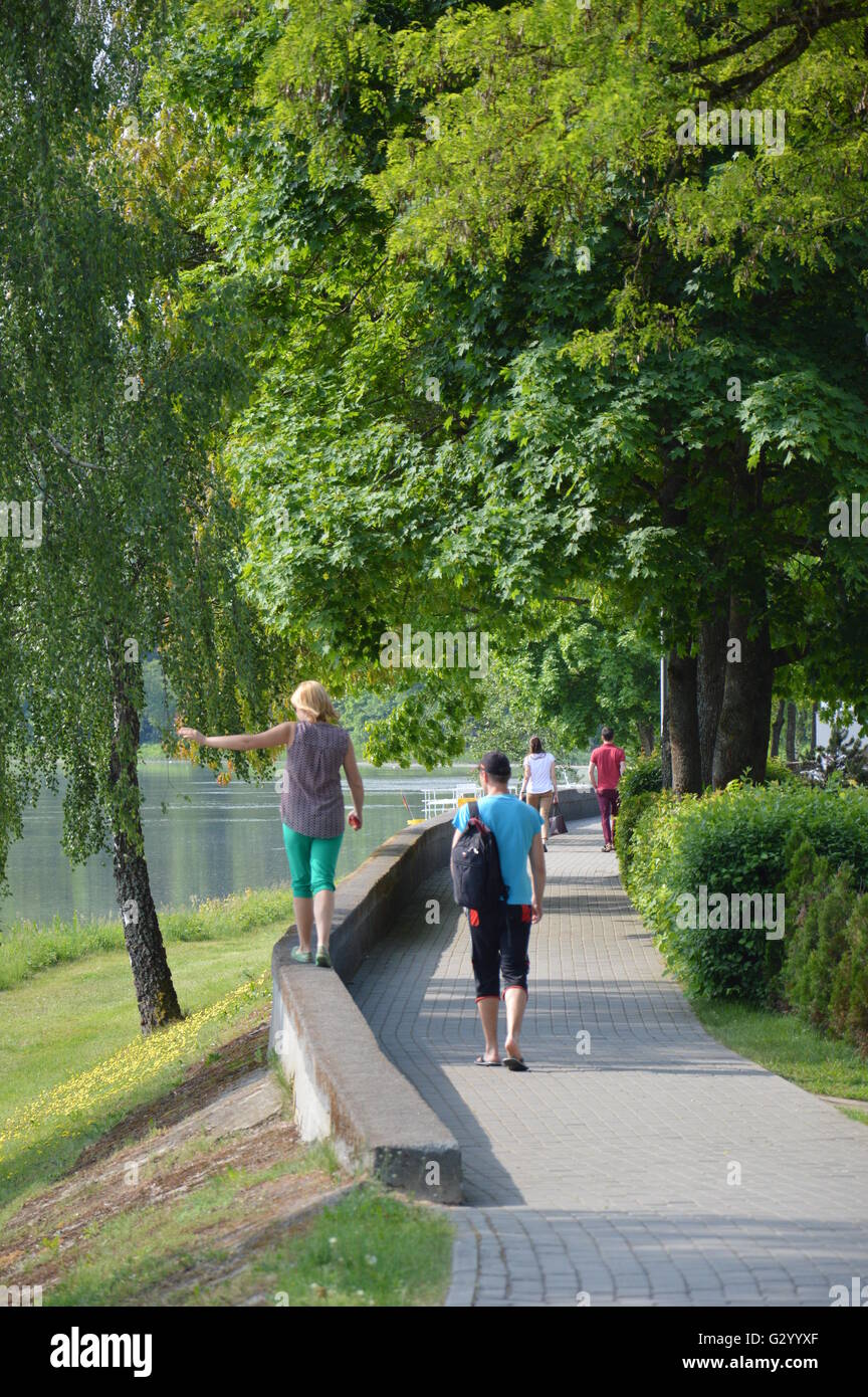 Park people walking hi-res stock photography and images - Alamy