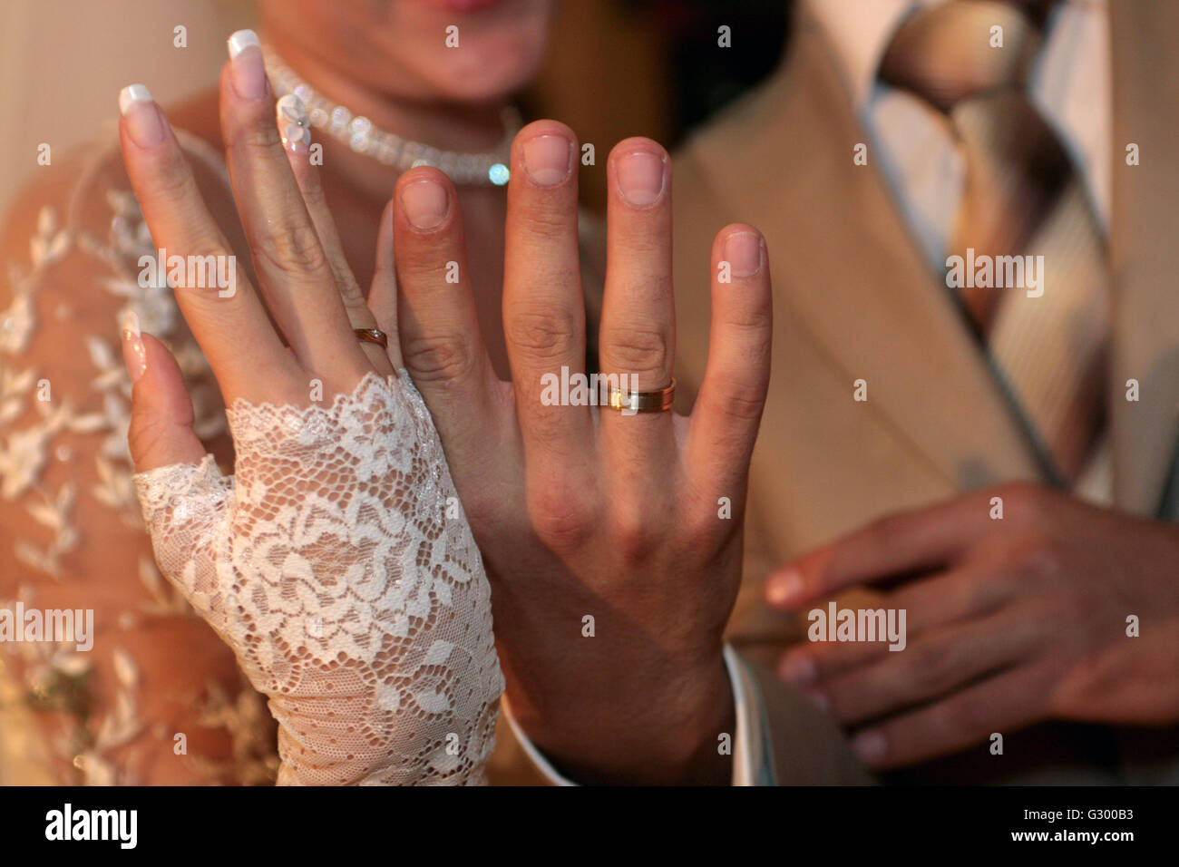 Bride and groom hands showing wedding rings Young married couple ...