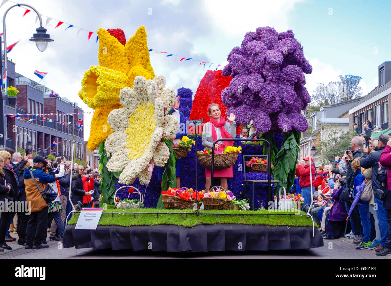 Flower parade float and flower sculptures in the annual Holland flower ...