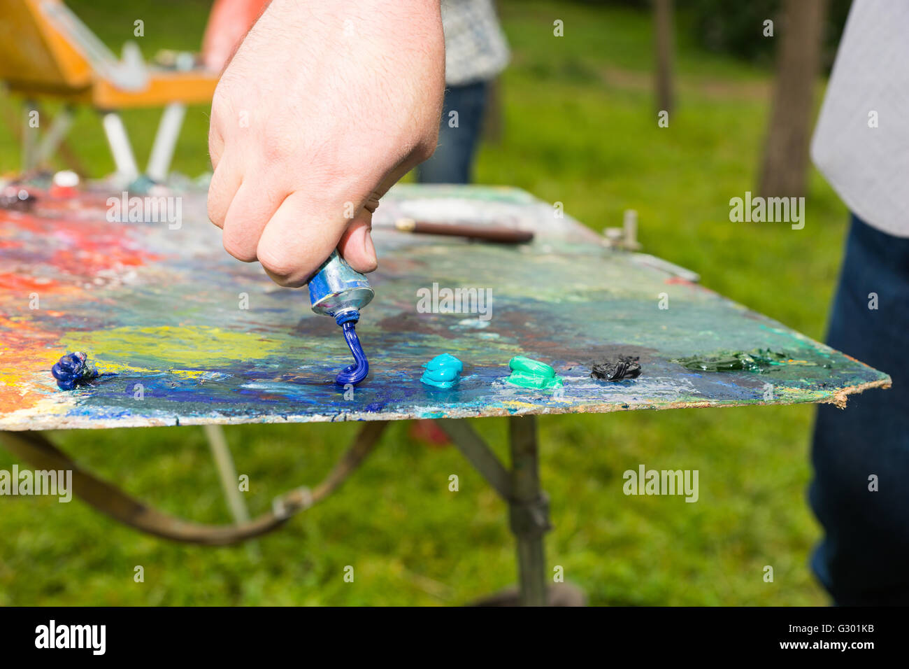 Artist Squeeze Tube Of Dark Blue Paint On The Palette Stock Photo - Alamy