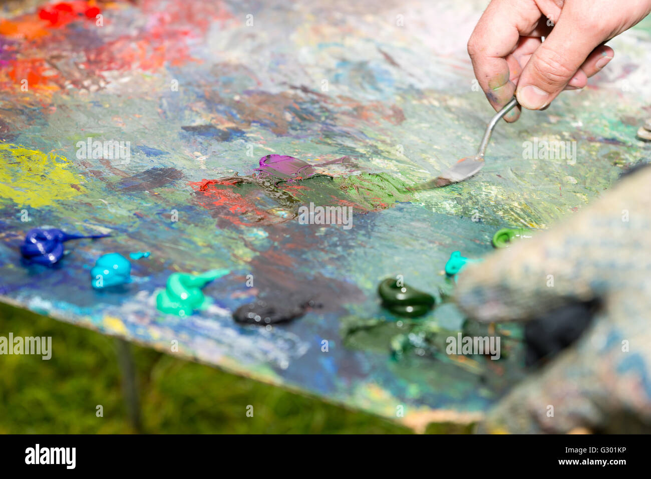 Orange paint mixing in oil hi-res stock photography and images - Alamy