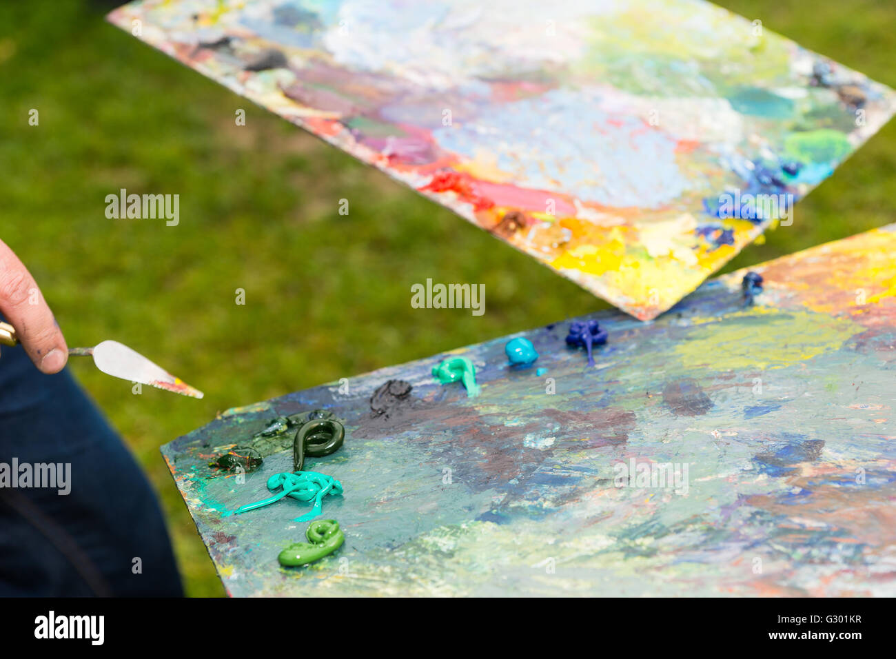 Paint with artists pallete hi-res stock photography and images - Alamy