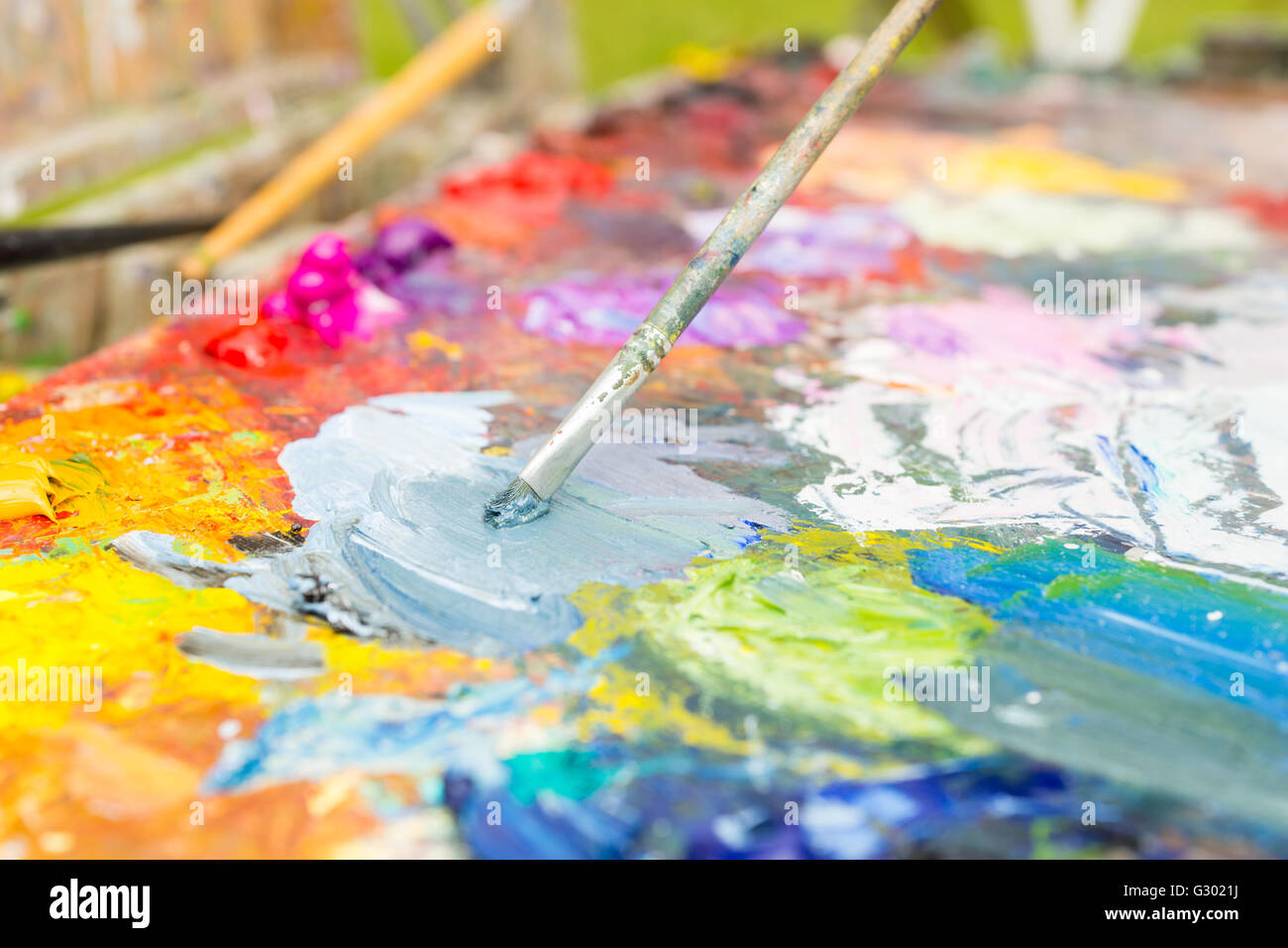 Tiny paintbrush hi-res stock photography and images - Alamy