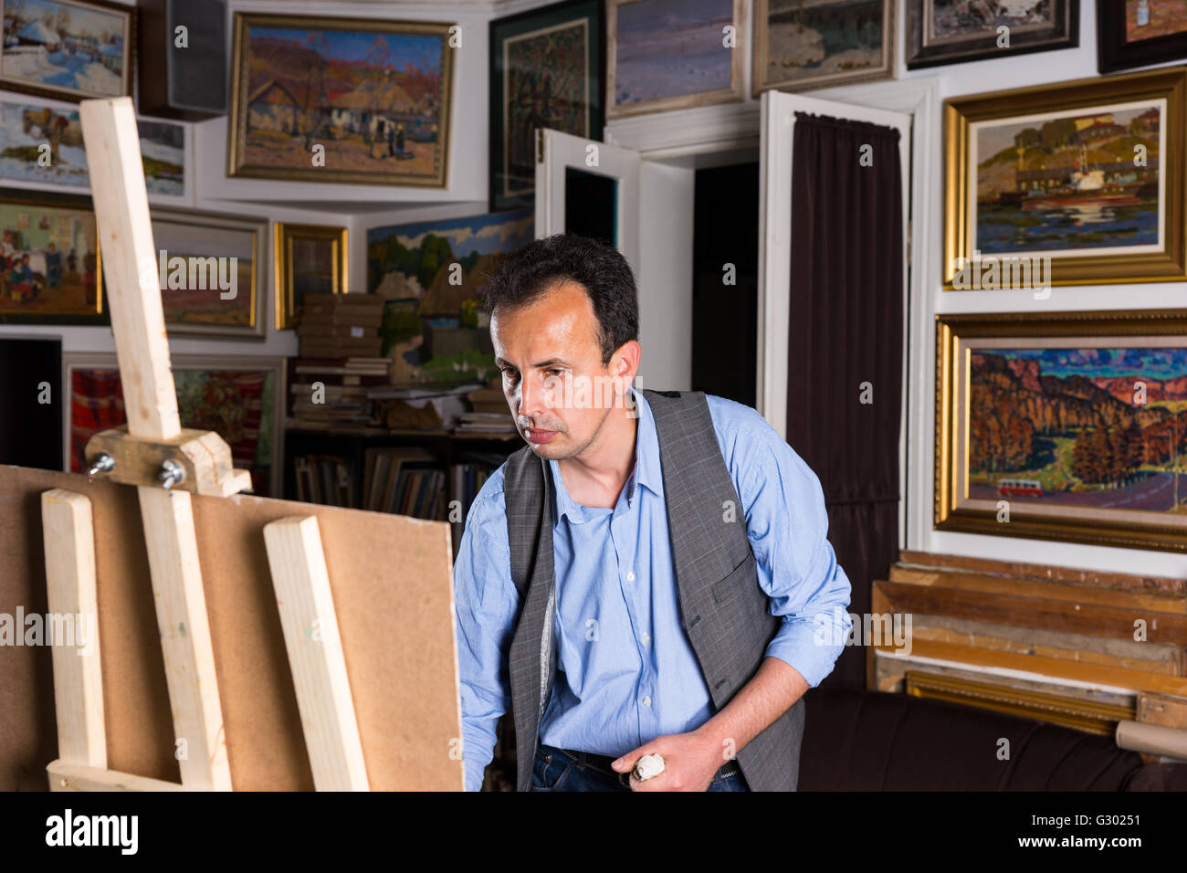 Focused painter painting hi-res stock photography and images - Alamy