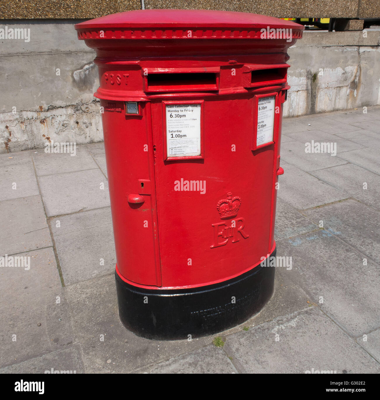 Red pillar box hi-res stock photography and images - Alamy