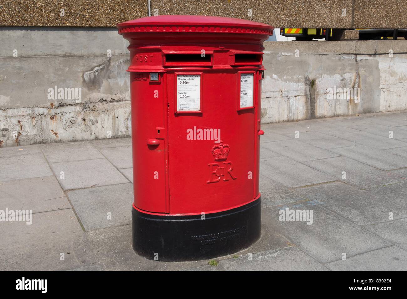 Red pillar box hi-res stock photography and images - Alamy