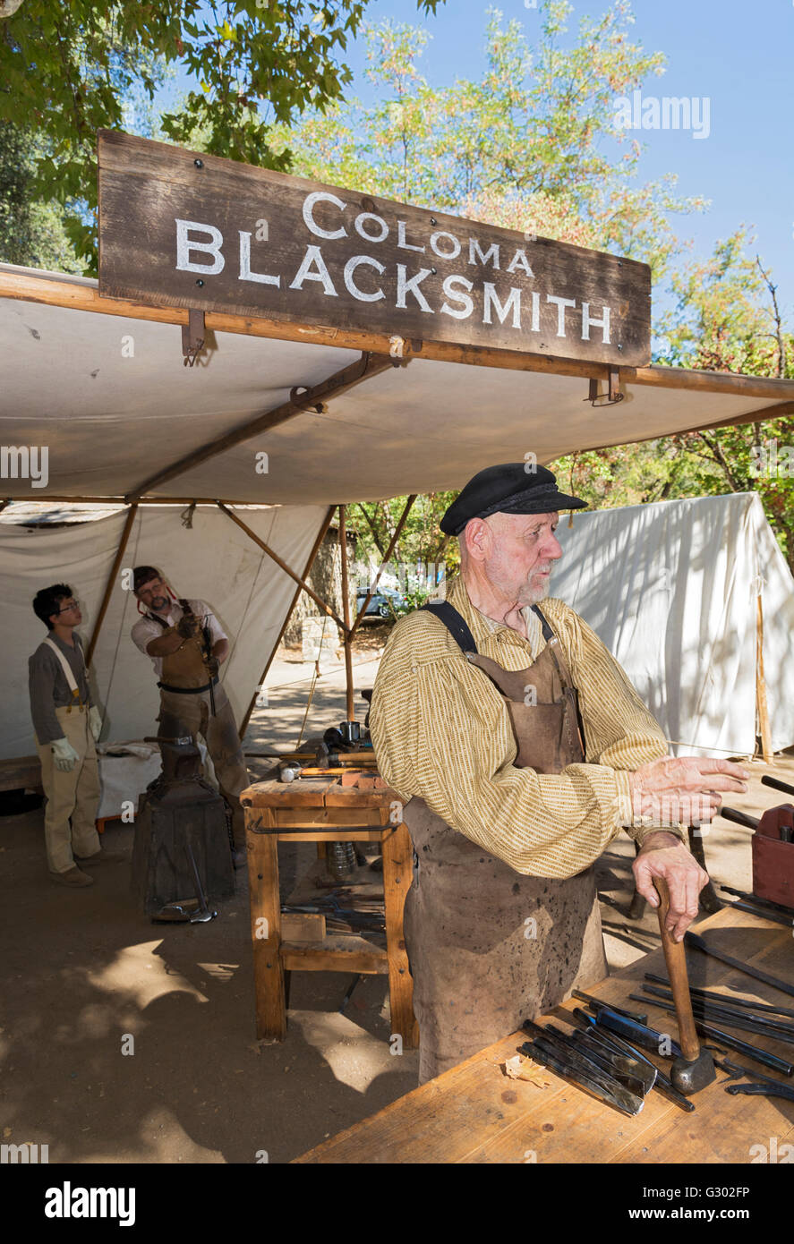 Blacksmith reenactor hi-res stock photography and images - Alamy
