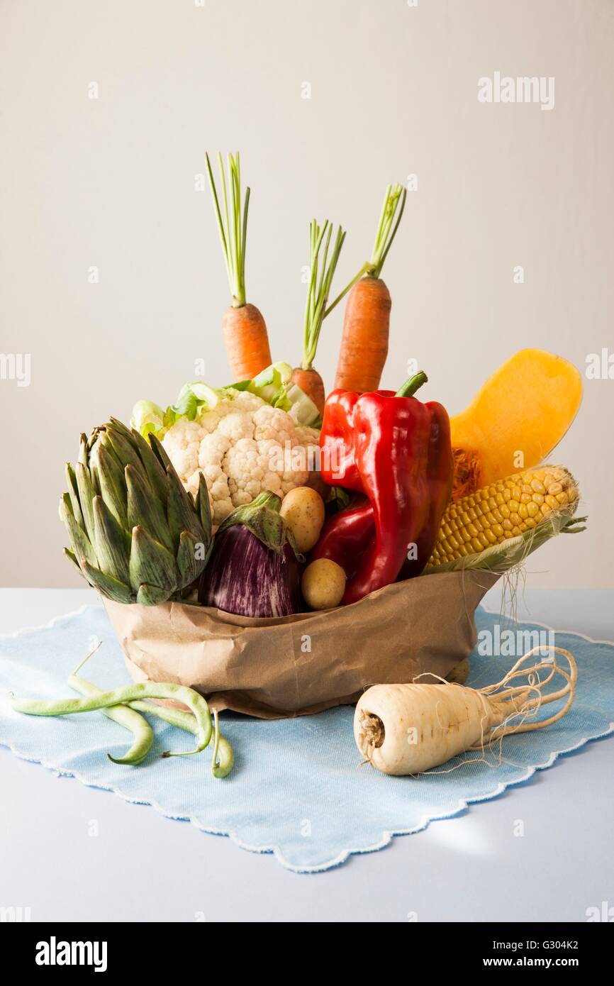 Selection of fresh vegetables in brown paper bag Stock Photo - Alamy