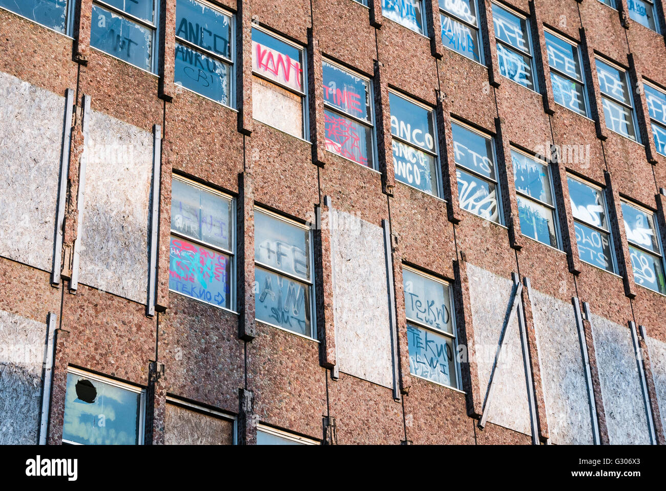 Graffiti on derelict building hi-res stock photography and images - Alamy