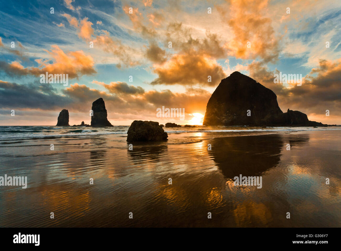 Sunset on Cannon Beach, Oregon Stock Photo - Alamy