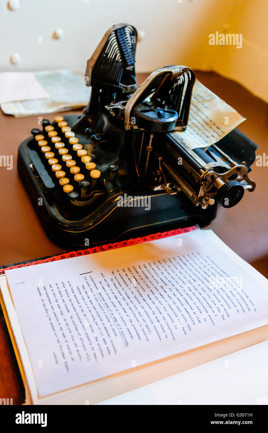 Old office desk and Oliver Model 9 typewriter from early 1900s Stock ...