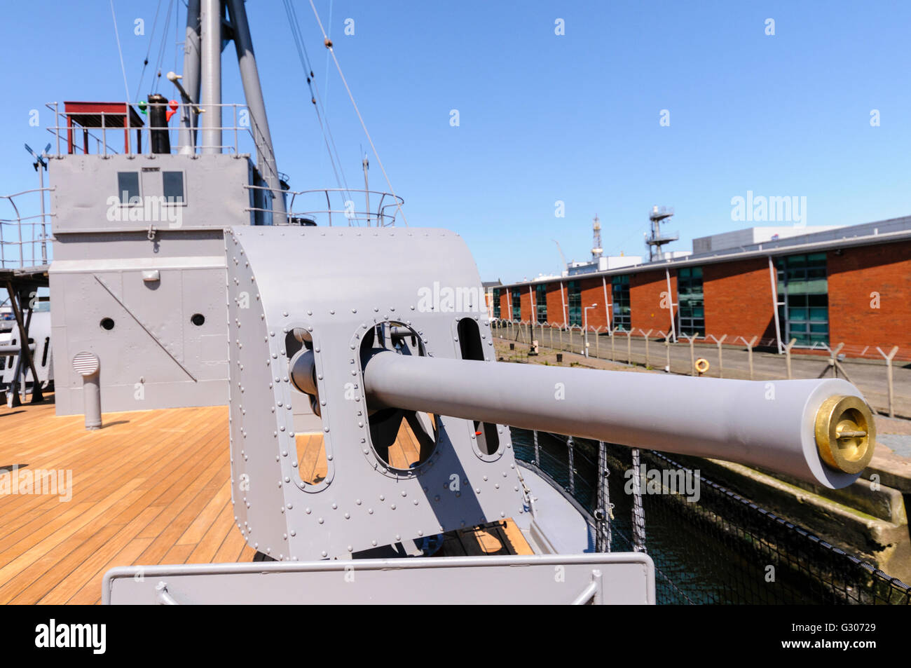 One of the 4" (105mm) Howitzer naval canons on HMS Caroline, Belfast ...