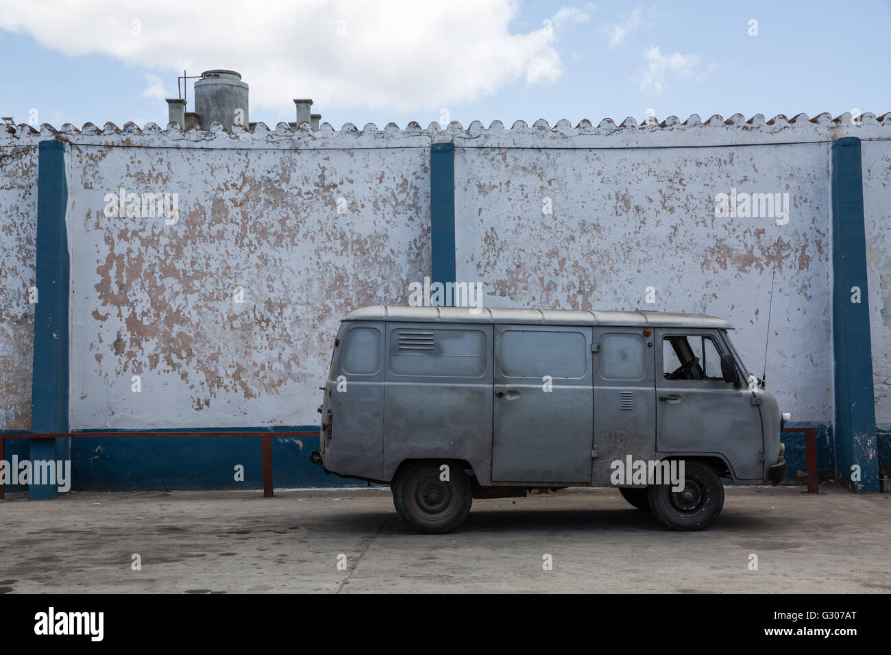 Vintage van against textured wall in Trinidad, Cuba Stock Photo - Alamy