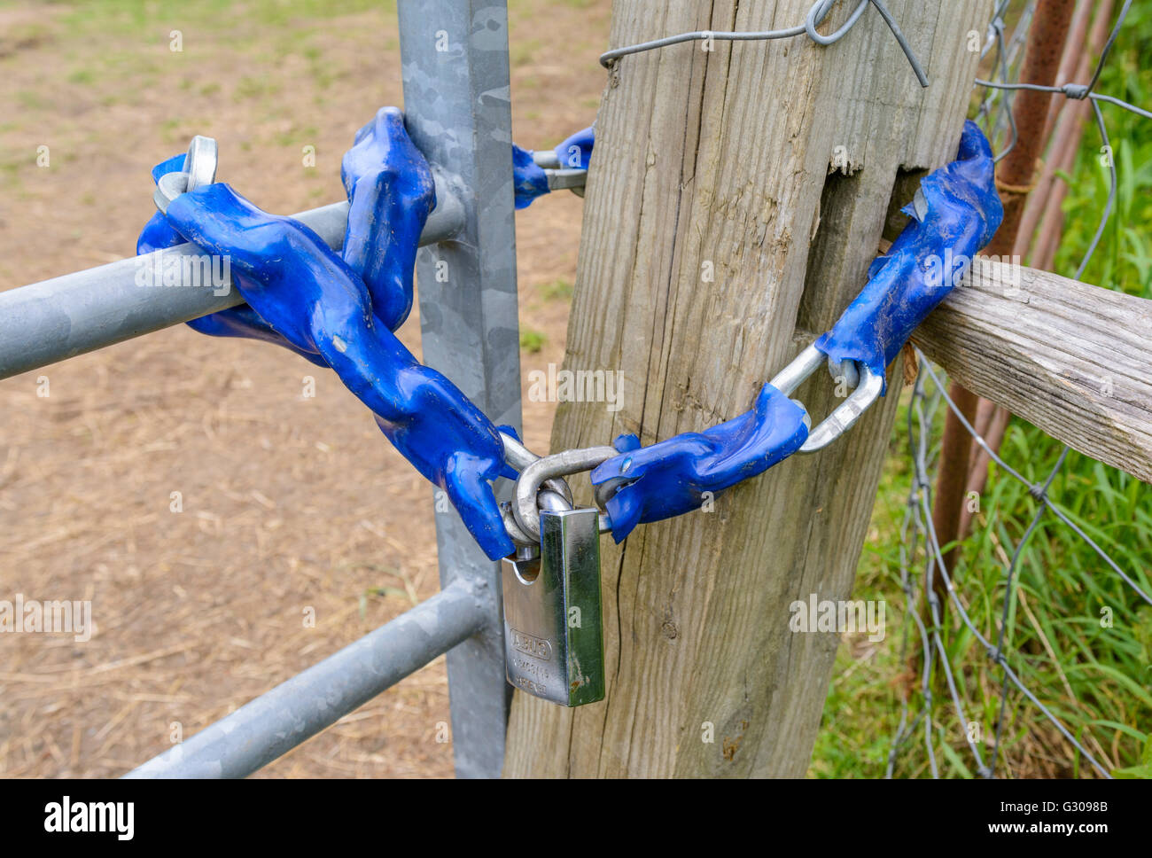 Chain lock gate hi-res stock photography and images - Alamy