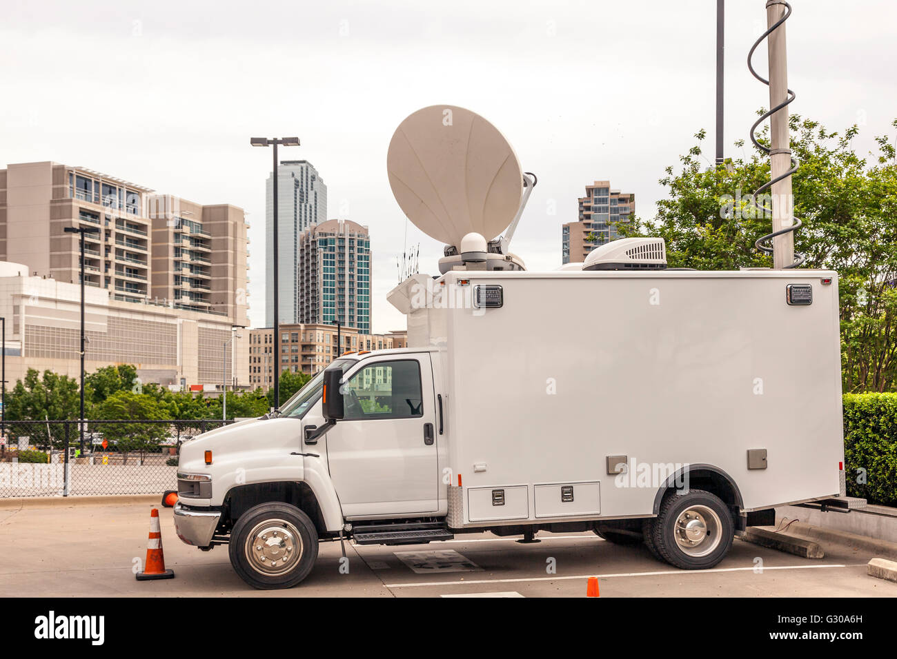 Tv satellite truck hi-res stock photography and images - Alamy