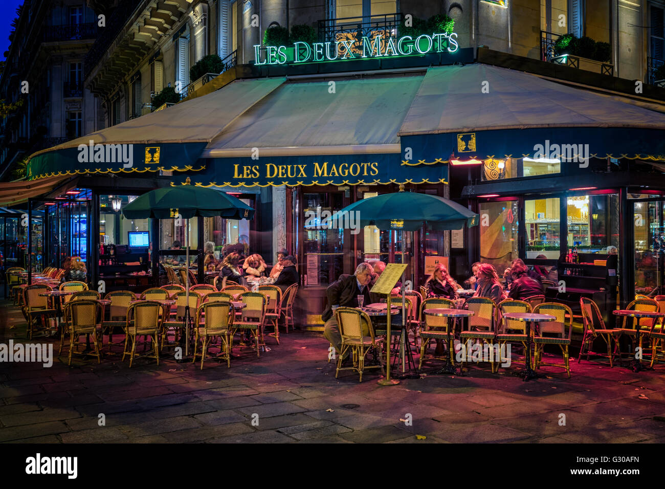 Parisian cafe hi-res stock photography and images - Alamy