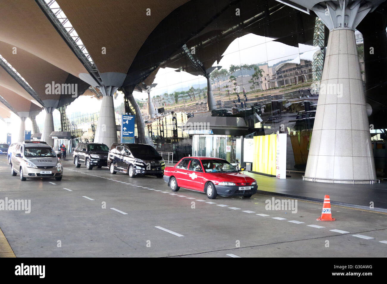 Dubai Airport exterior front entrance taxi drop off Stock Photo ...