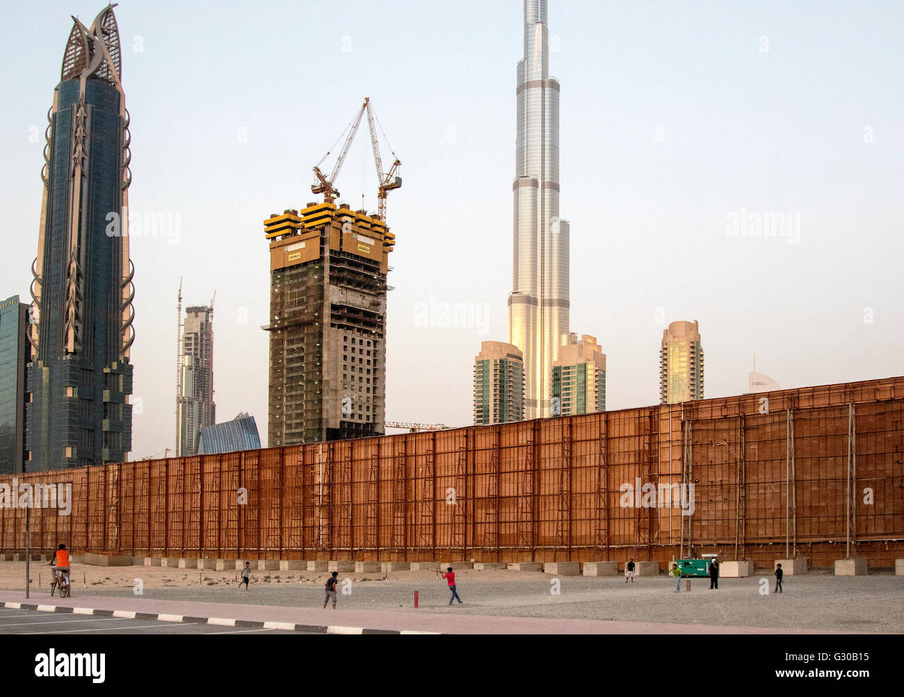 Burj khalifa construction workers hi-res stock photography and images ...
