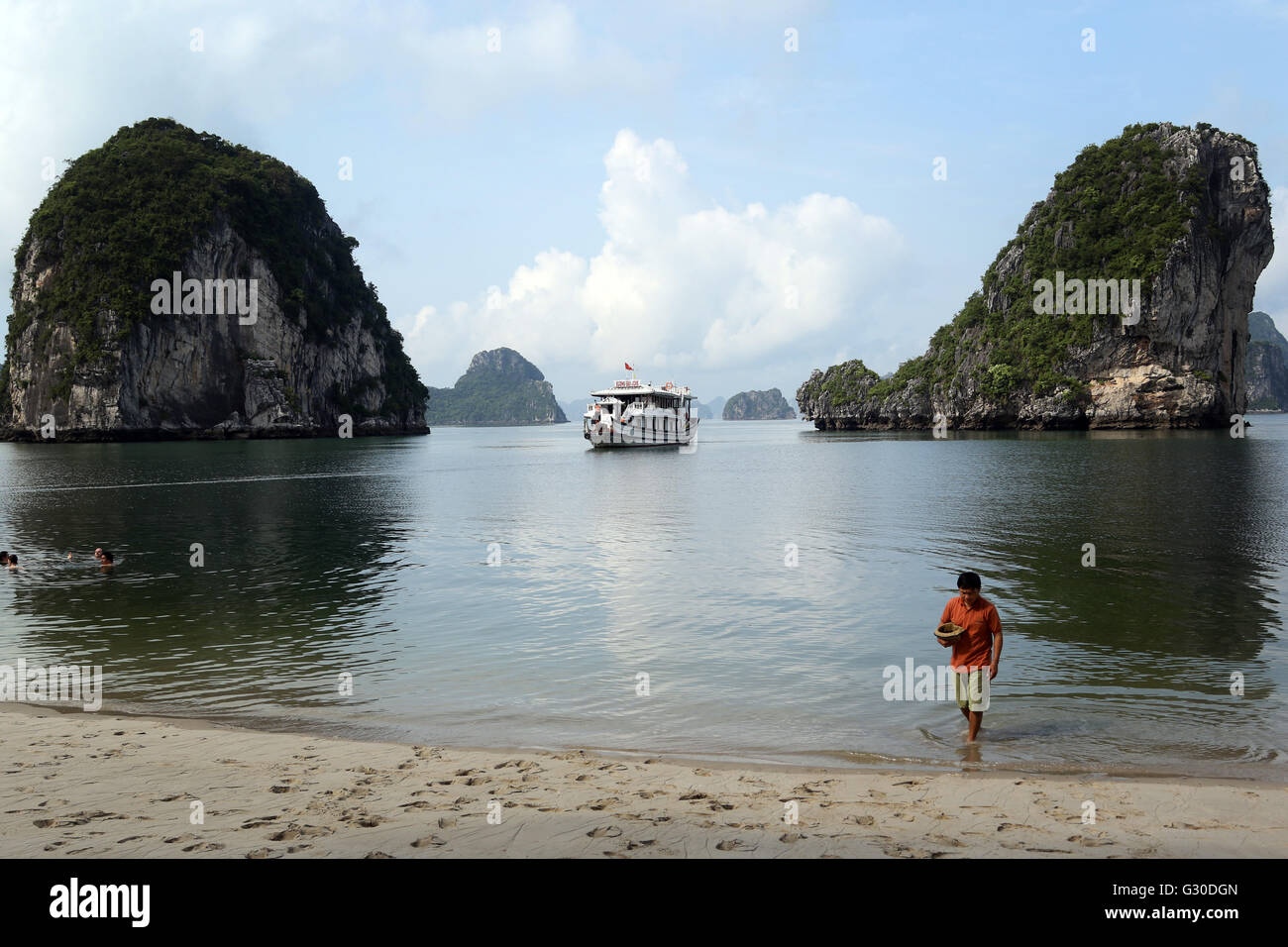 Ha Long Halong bay islands cruise tourist site Stock Photo - Alamy