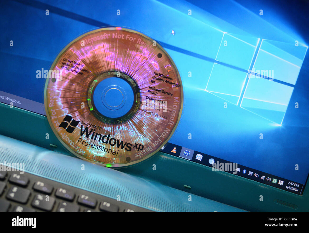 Laptop with window XP CD Stock Photo - Alamy