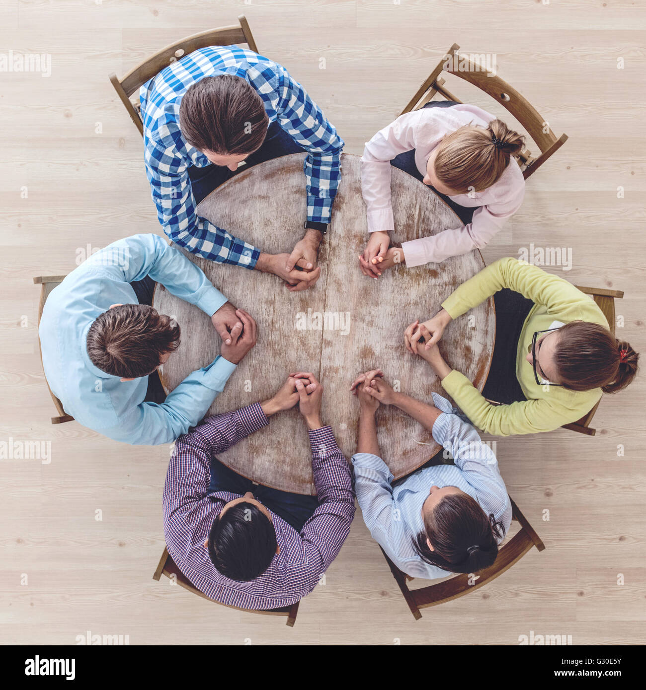 Group people sitting round table hi-res stock photography and images ...