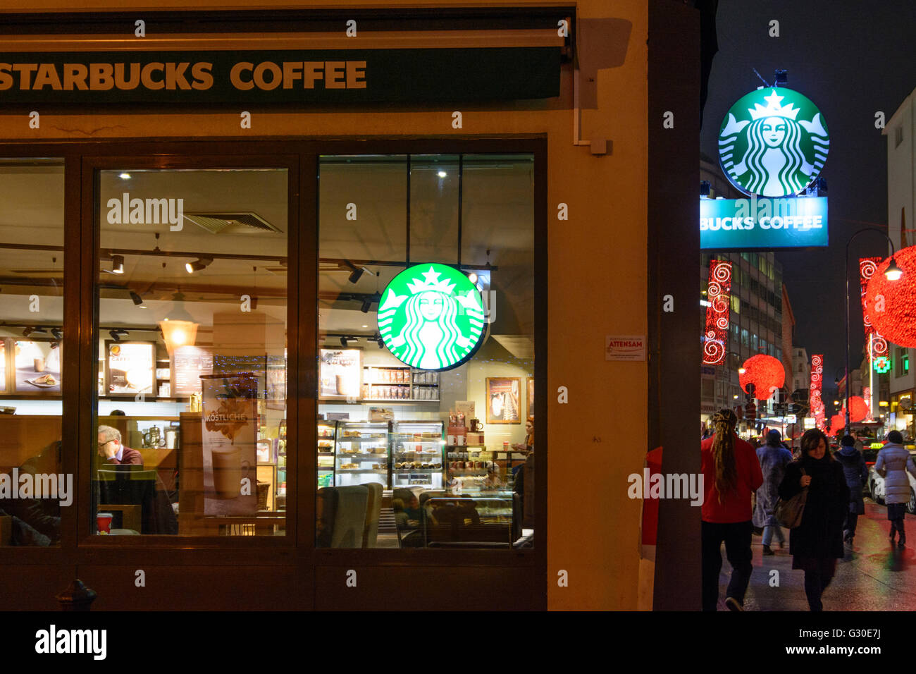 Starbucks night hi-res stock photography and images - Alamy