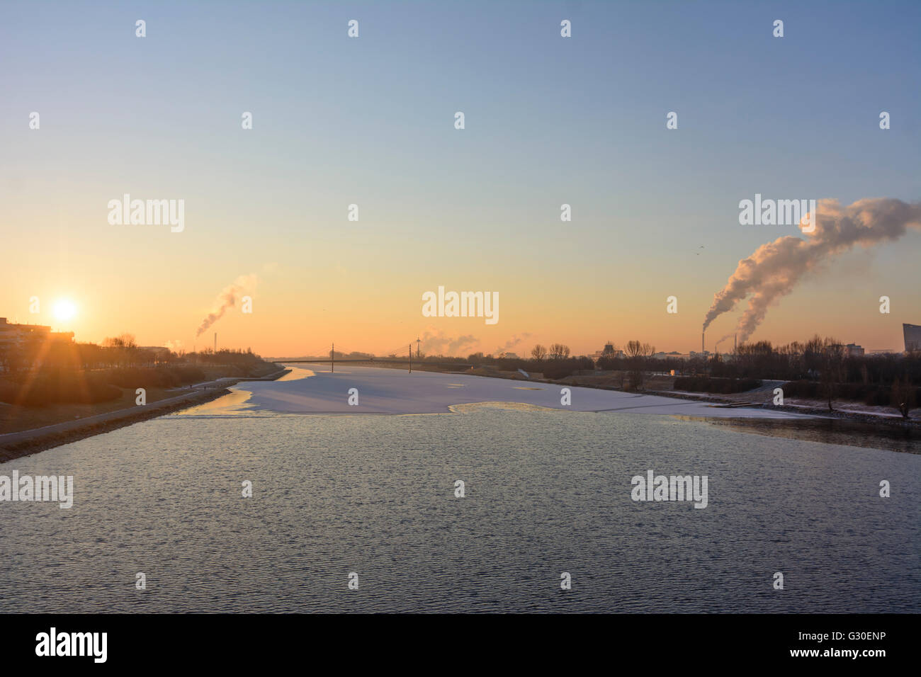 Neue Donau (New Danube) with ice and Kaisermuehle bridge at Wohnpark ...