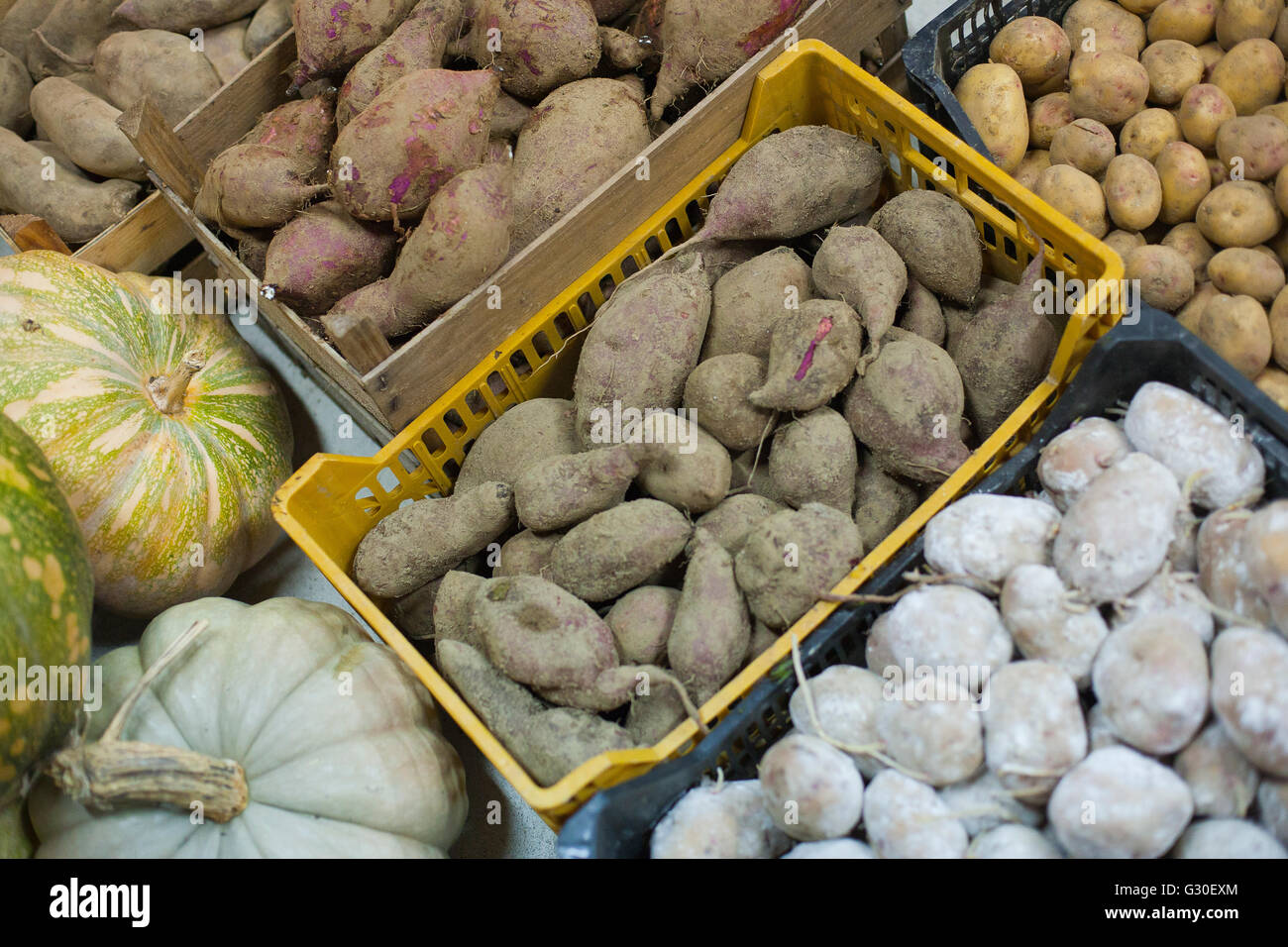 Potatoes display fresh produce farmers market hi-res stock photography ...
