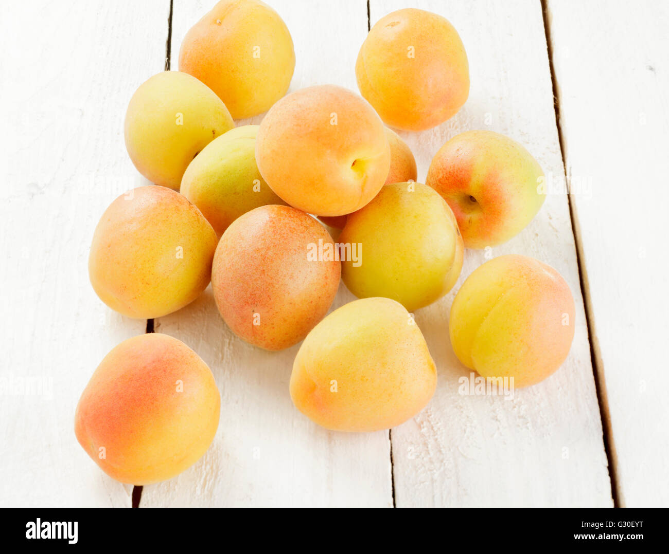 Apricots hi-res stock photography and images - Alamy