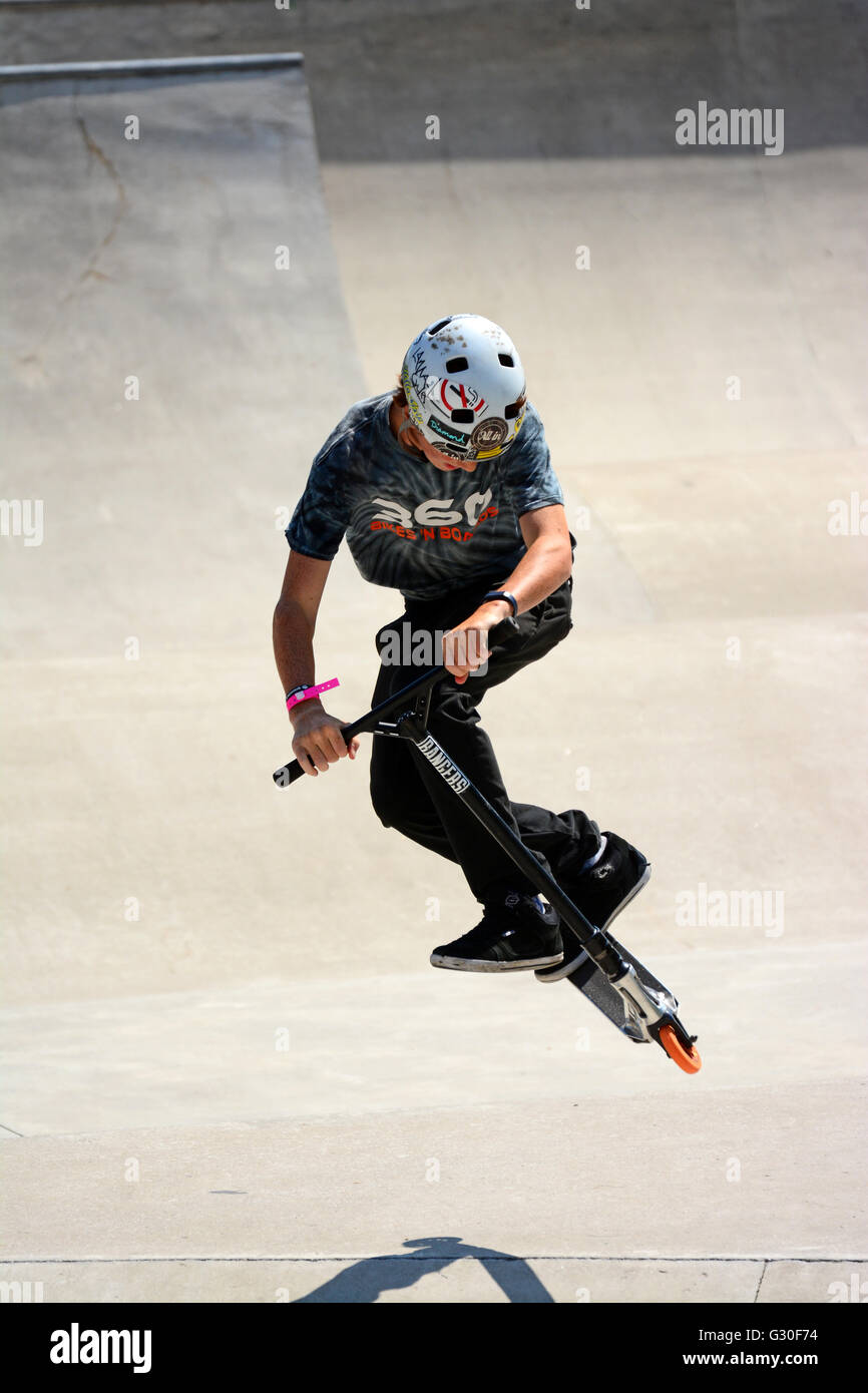 Scooter tricks hi-res stock photography and images - Alamy