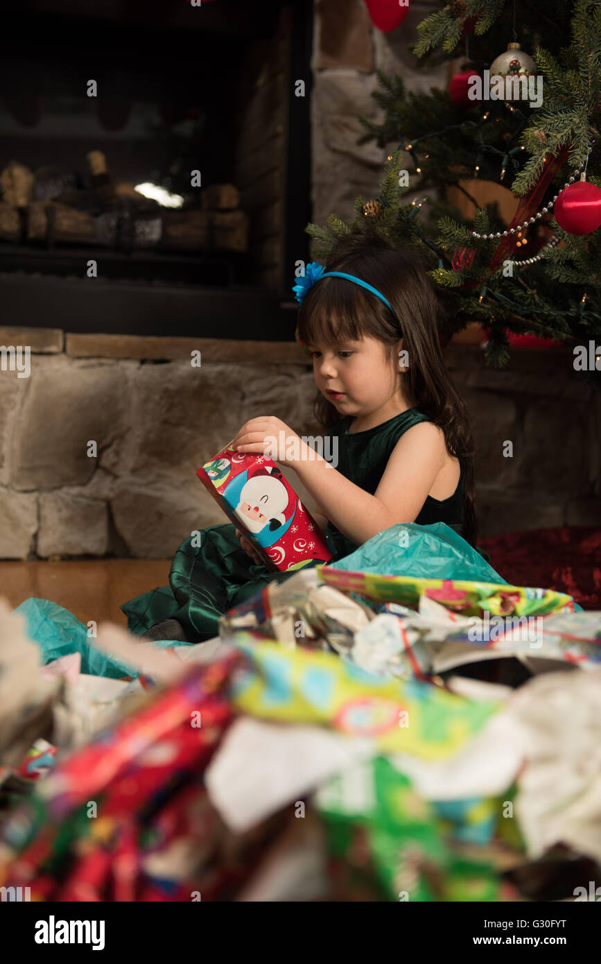 Unwrapping christmas presents hi-res stock photography and images - Alamy