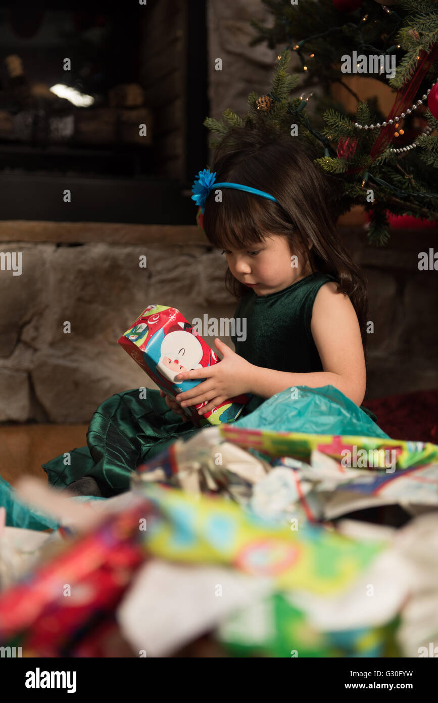 Unwrapping christmas presents hi-res stock photography and images - Alamy