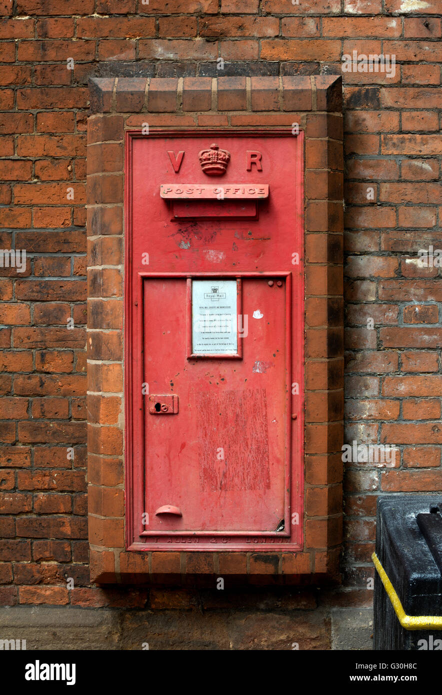 Queen victoria post box hi-res stock photography and images - Alamy