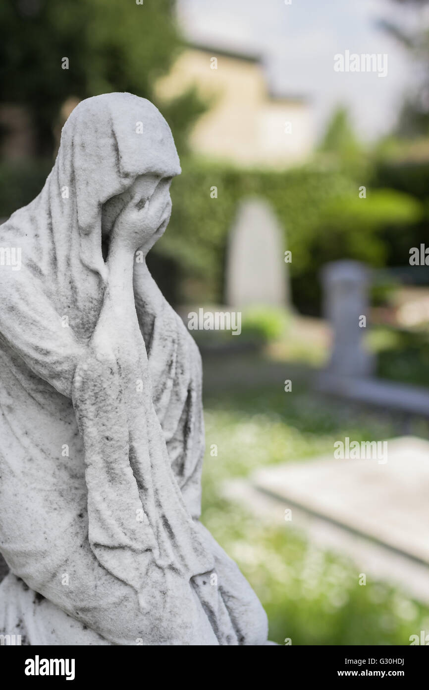 Statue of weeping woman hi-res stock photography and images - Alamy