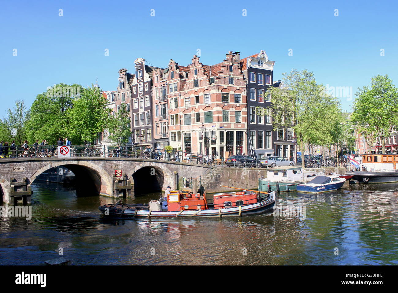 Historic stone bridge and 17th / 18th century houses where ...