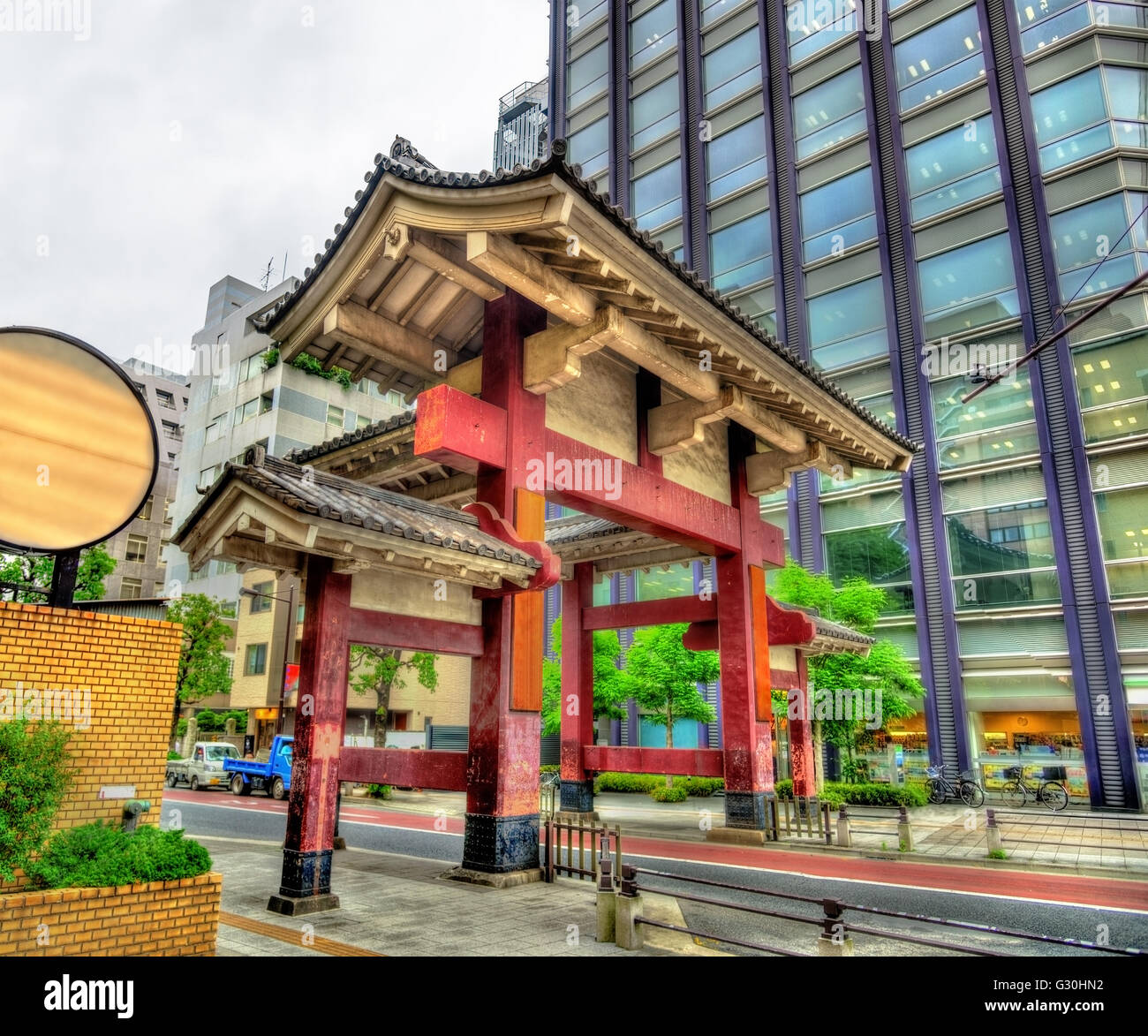 Daimon Gate of Zojo-ji Temple in Tokyo Stock Photo - Alamy