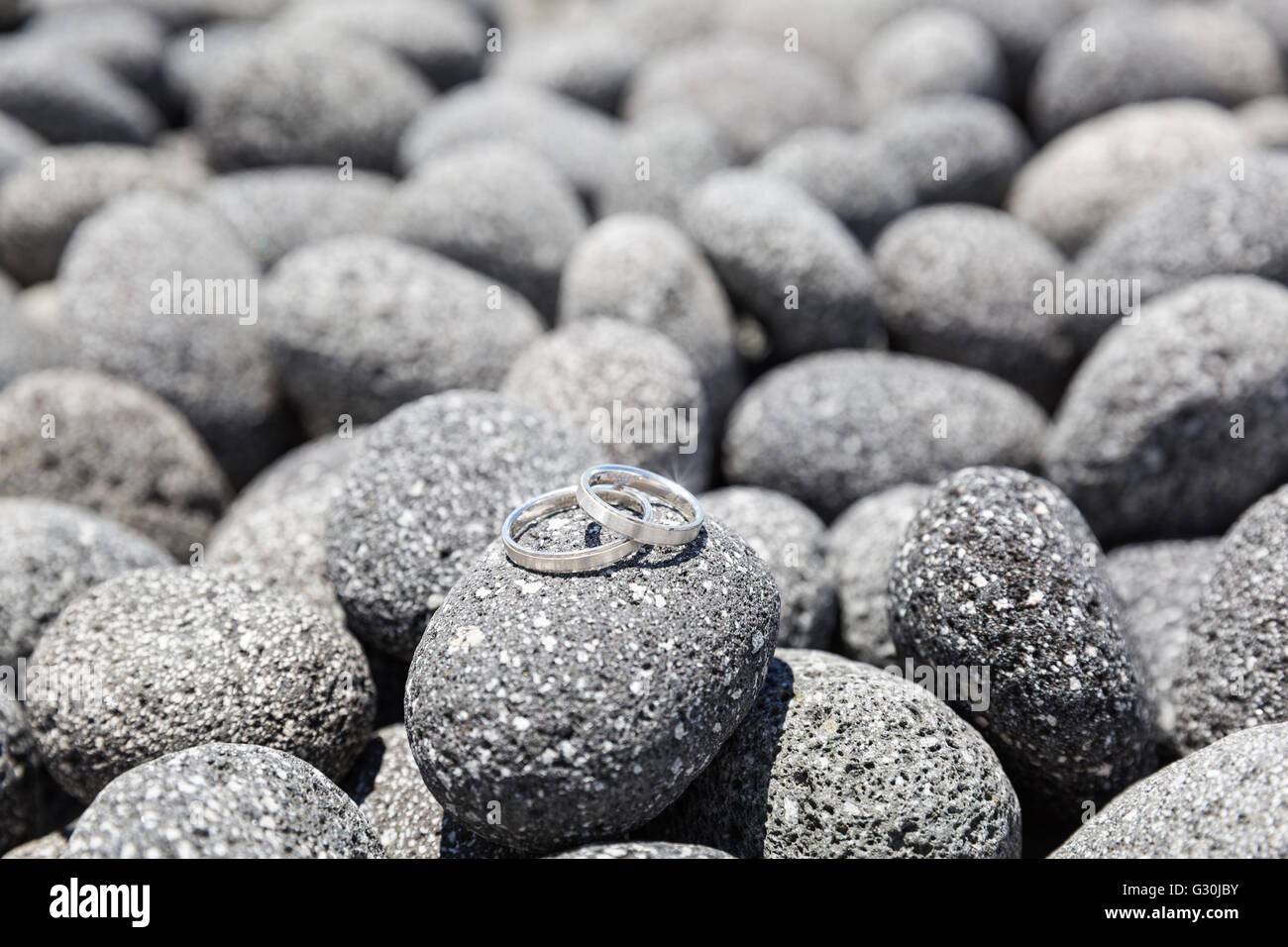 Silver wedding rings in sea hi-res stock photography and images - Alamy