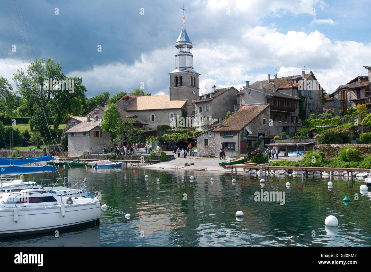 France, Rhone-Alpes, Haute-Savoie, Yvoire, village on Lake Geneva (Lac ...