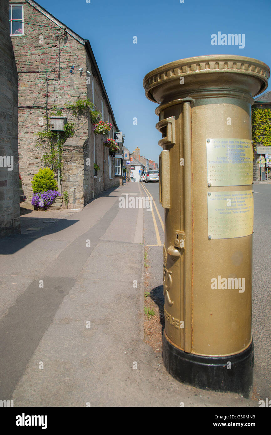 Gold post box hi-res stock photography and images - Alamy