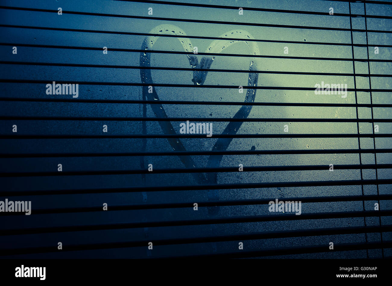 heart drawn on steamy window Stock Photo - Alamy
