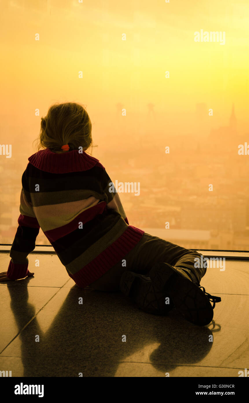 Back view girl child silhouette hi-res stock photography and images - Alamy