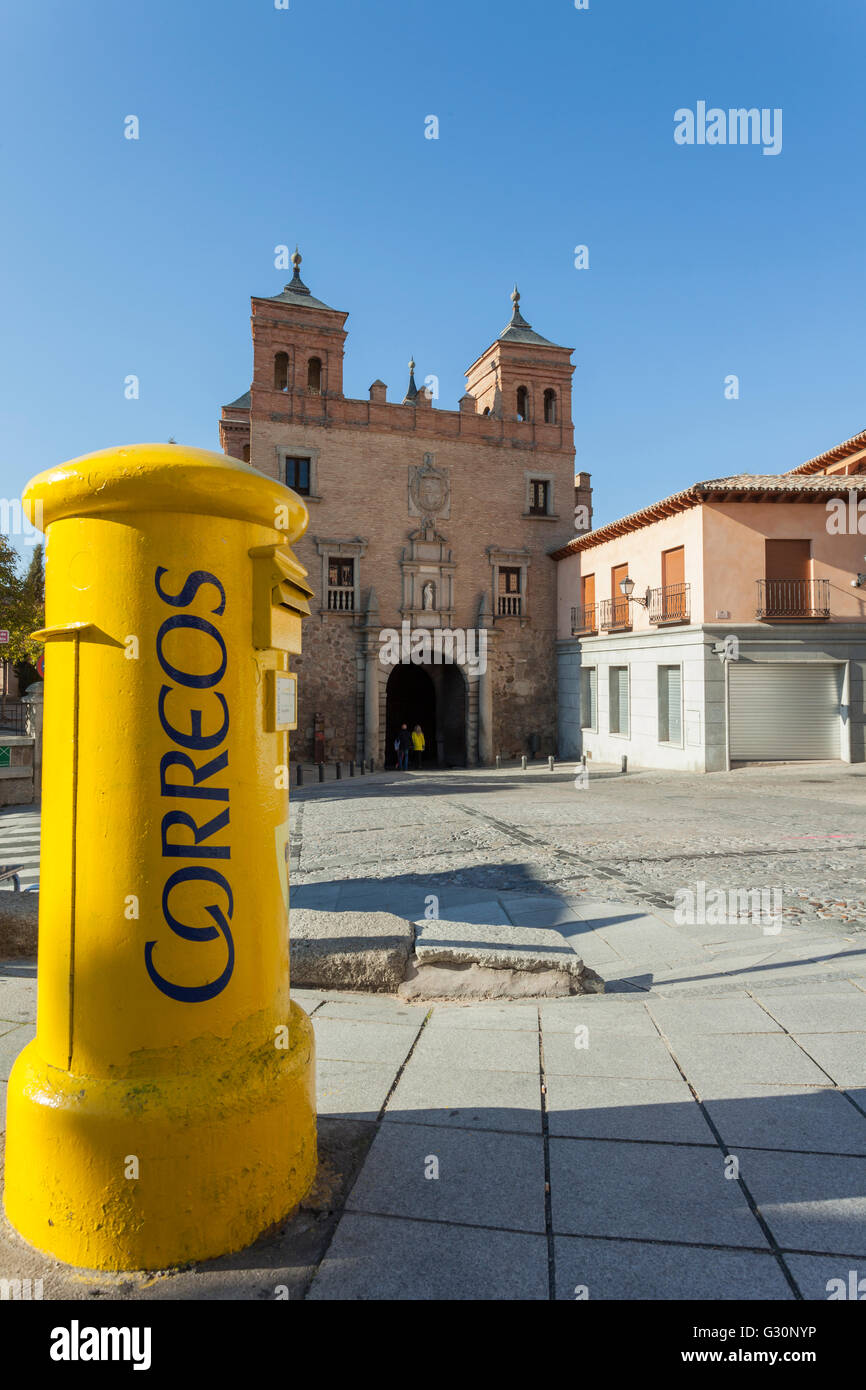 Yellow spanish post box hi-res stock photography and images - Alamy