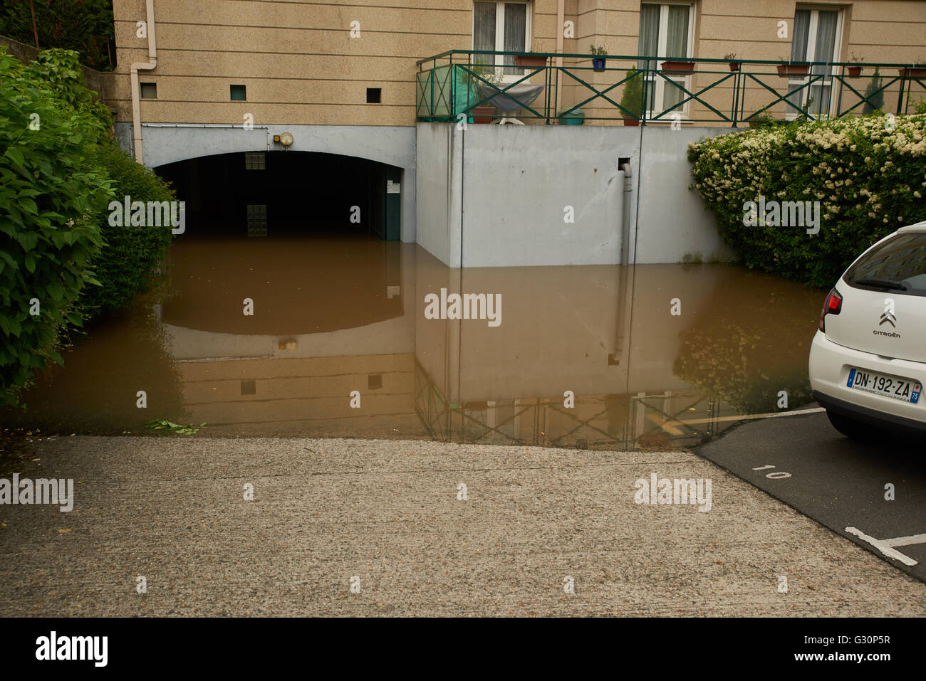 Flooded garage hi-res stock photography and images - Alamy