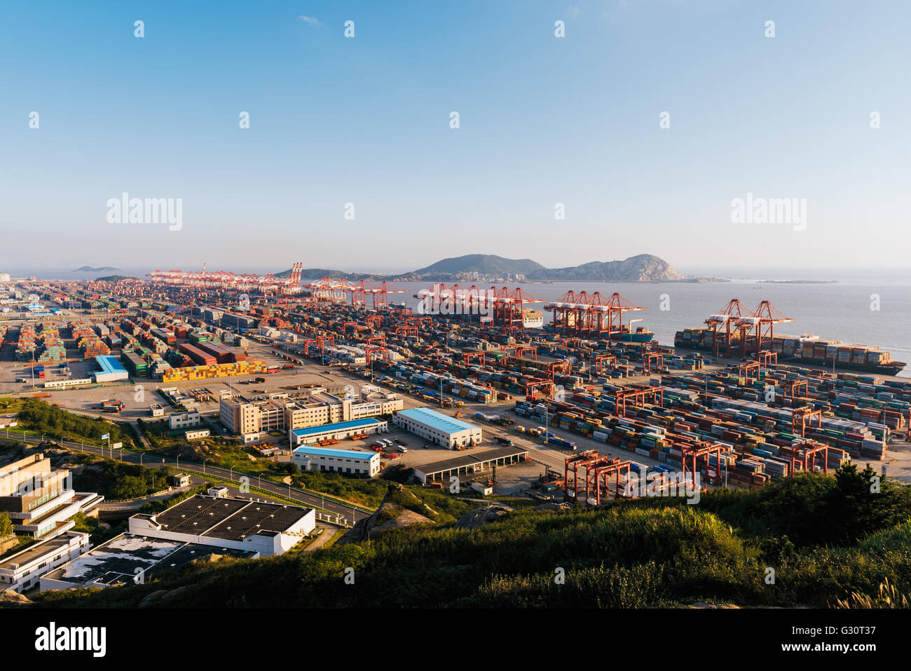 Shanghai container port hi-res stock photography and images - Alamy
