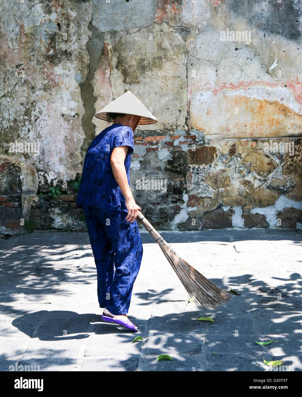Sweeping leaves hi-res stock photography and images - Alamy