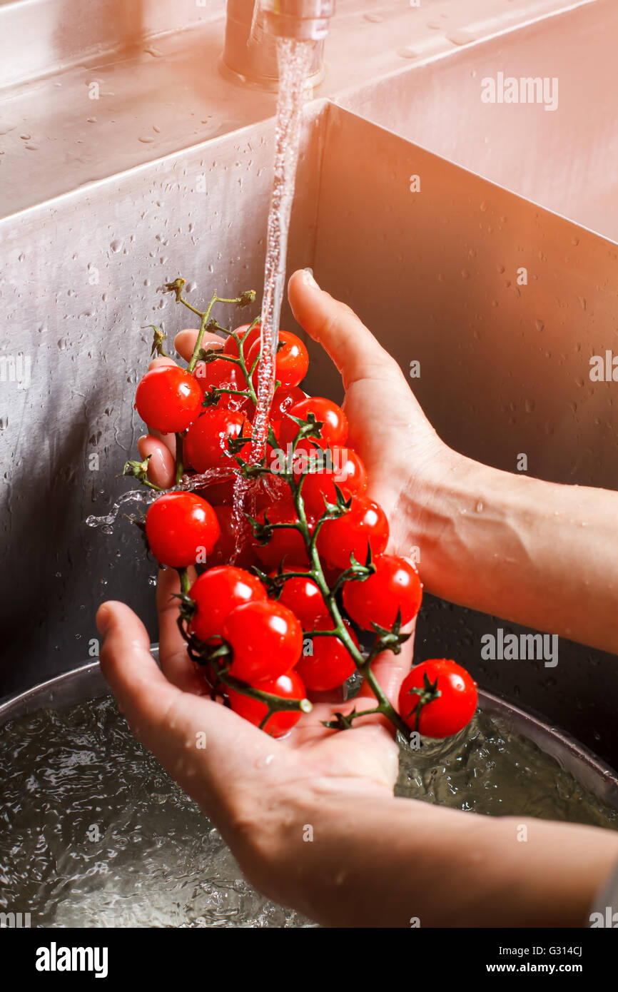 Washing tomatoes hi-res stock photography and images - Alamy