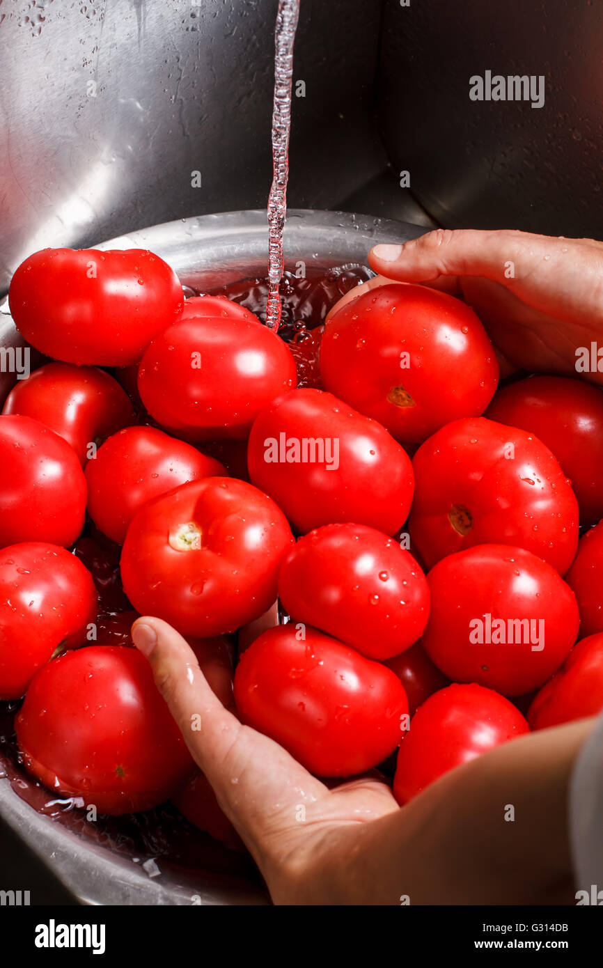 Hands washing tomatoes in hi-res stock photography and images - Alamy