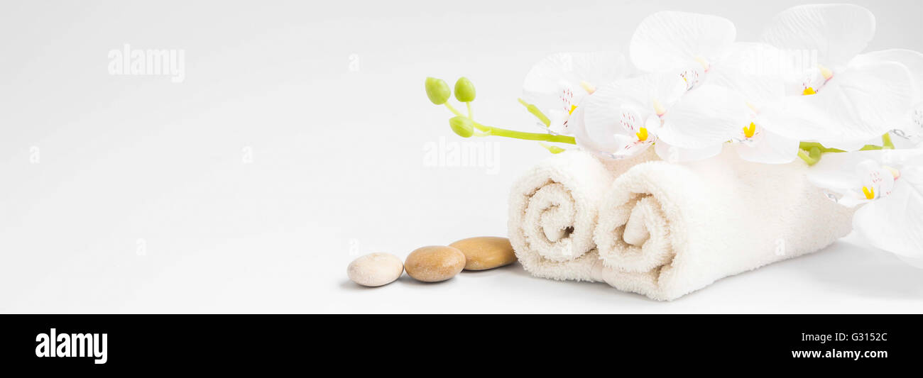 Spa setting white flower hi-res stock photography and images - Alamy